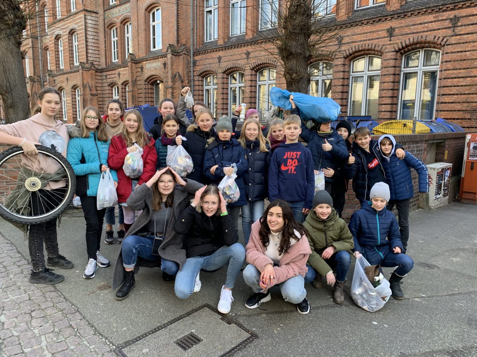 Müllsammeln am Kanal – Katharineum zu Lübeck