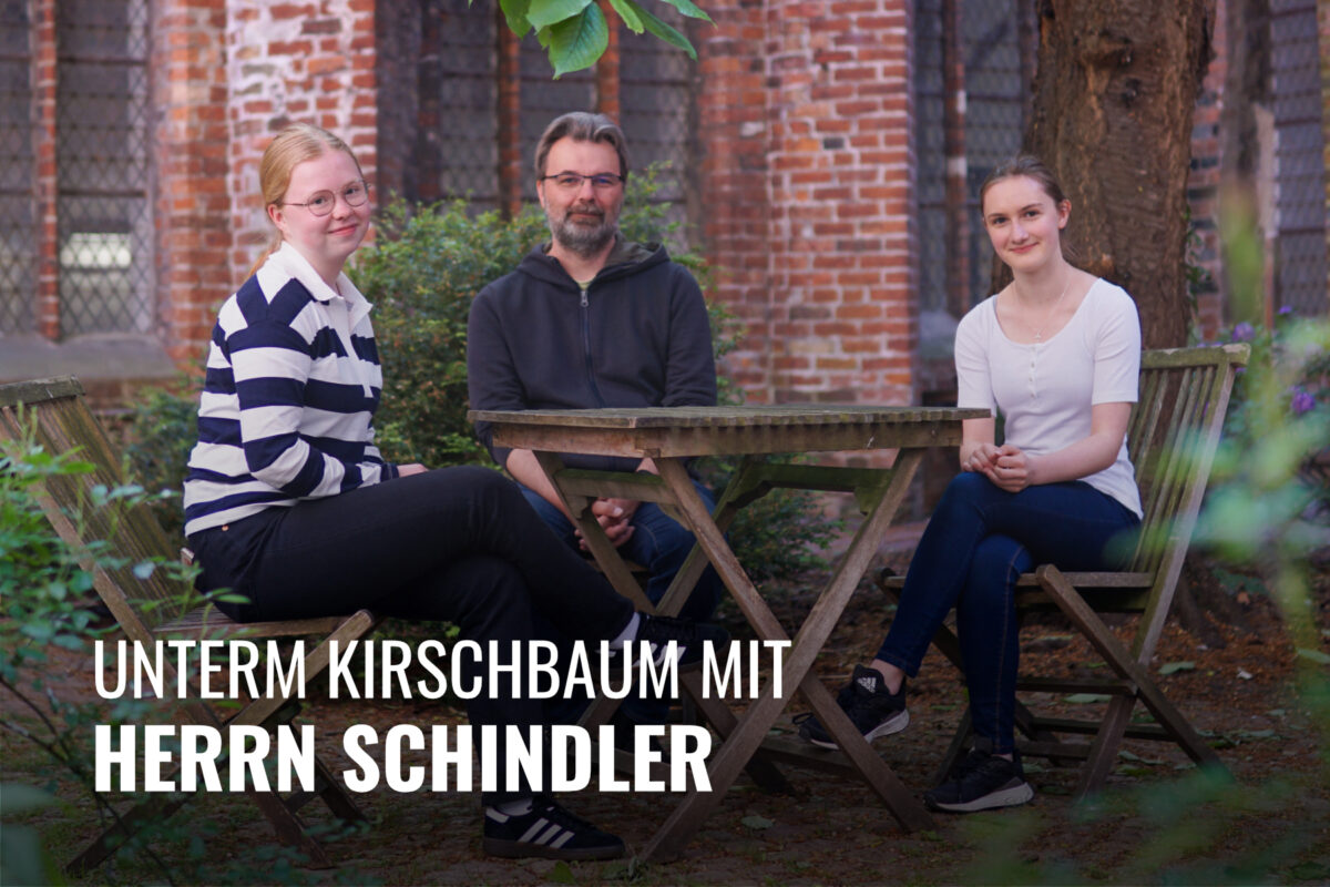 Unterm Kirschbaum mit Herrn Schindler vom Schulelternbeirat ...